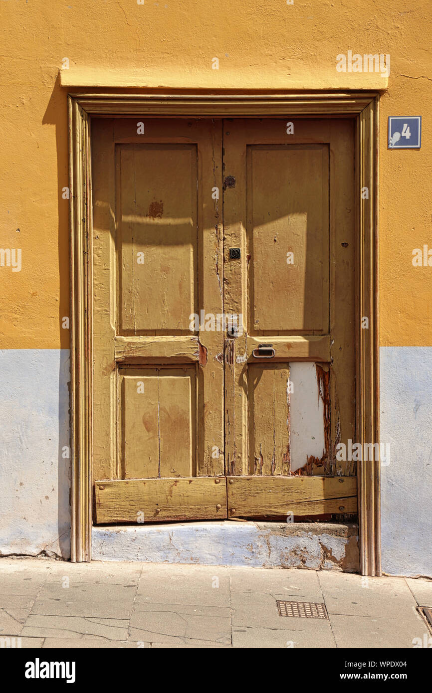 Damaged wooden door hi-res stock photography and images - Alamy