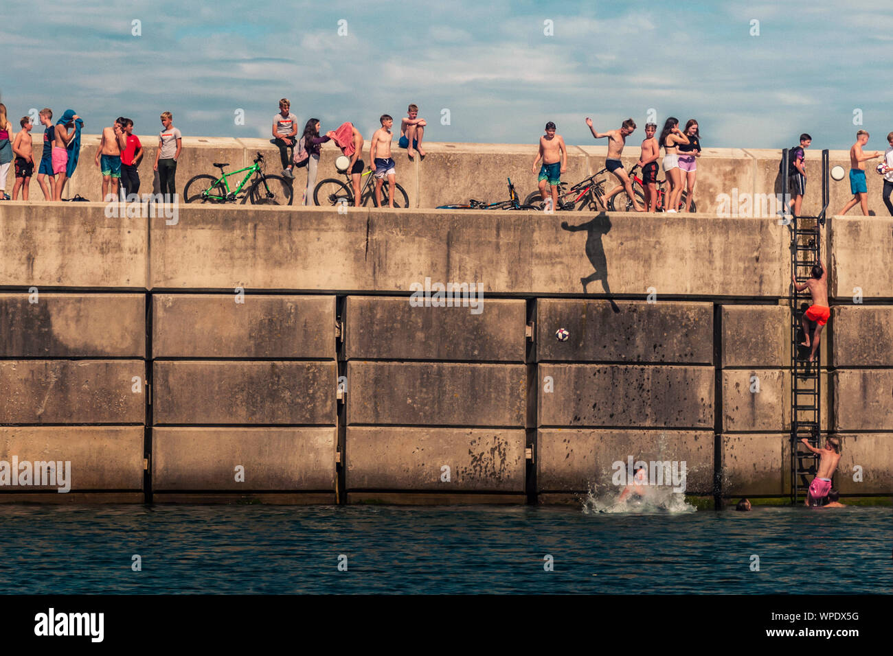 Kids jumping into water hi-res stock photography and images - Alamy