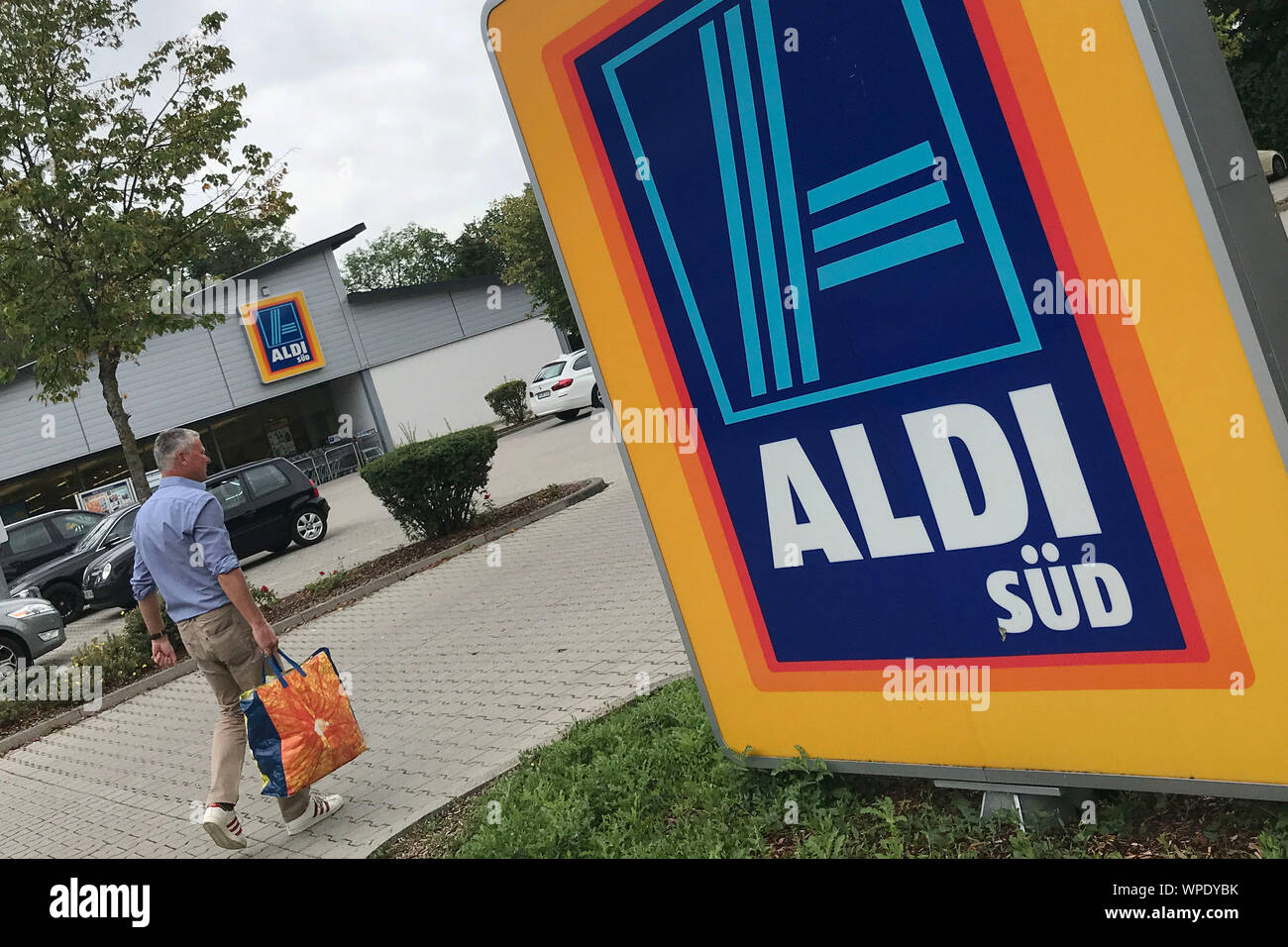 Shopping at aldi sued hi-res stock photography and images - Alamy