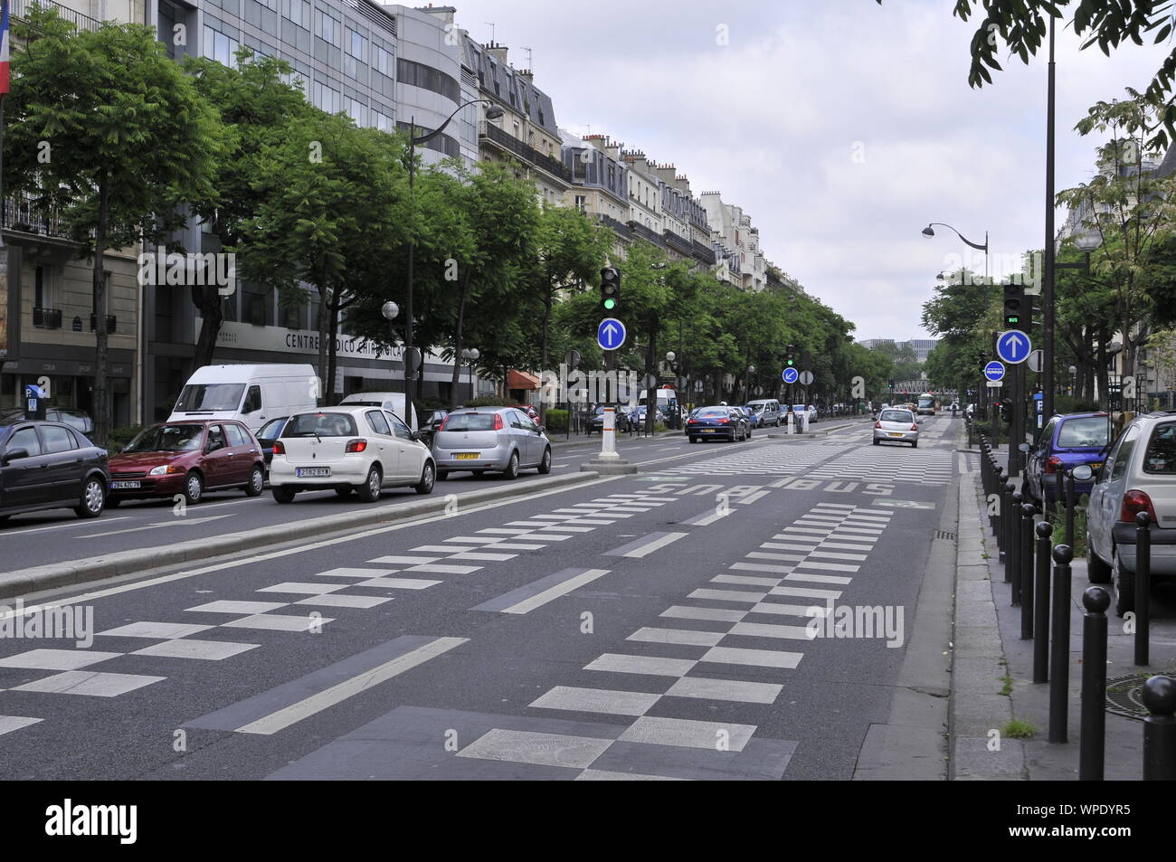 Paris, Busspur - Paris, Bus Lane Stock Photo - Alamy