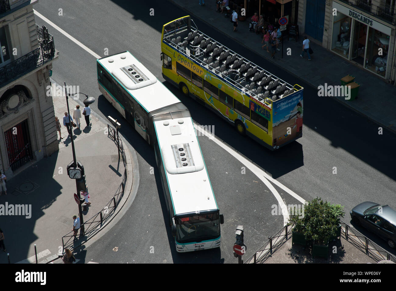 Paris, Stadtbus und Touristenbus - Paris, Bus Stock Photo - Alamy