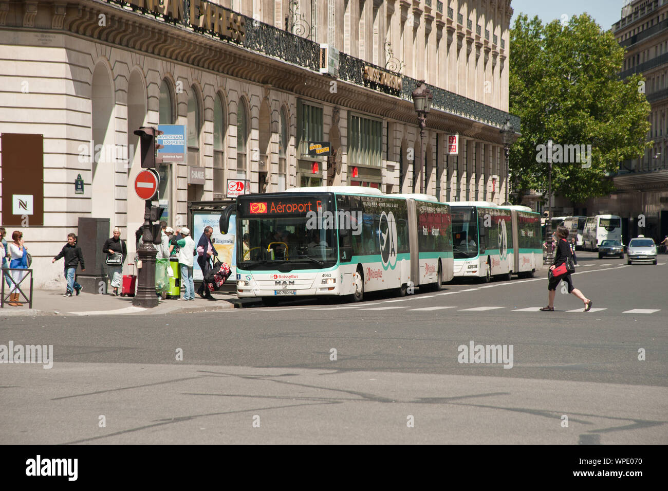 Flughafenbus hi-res stock photography and images - Alamy