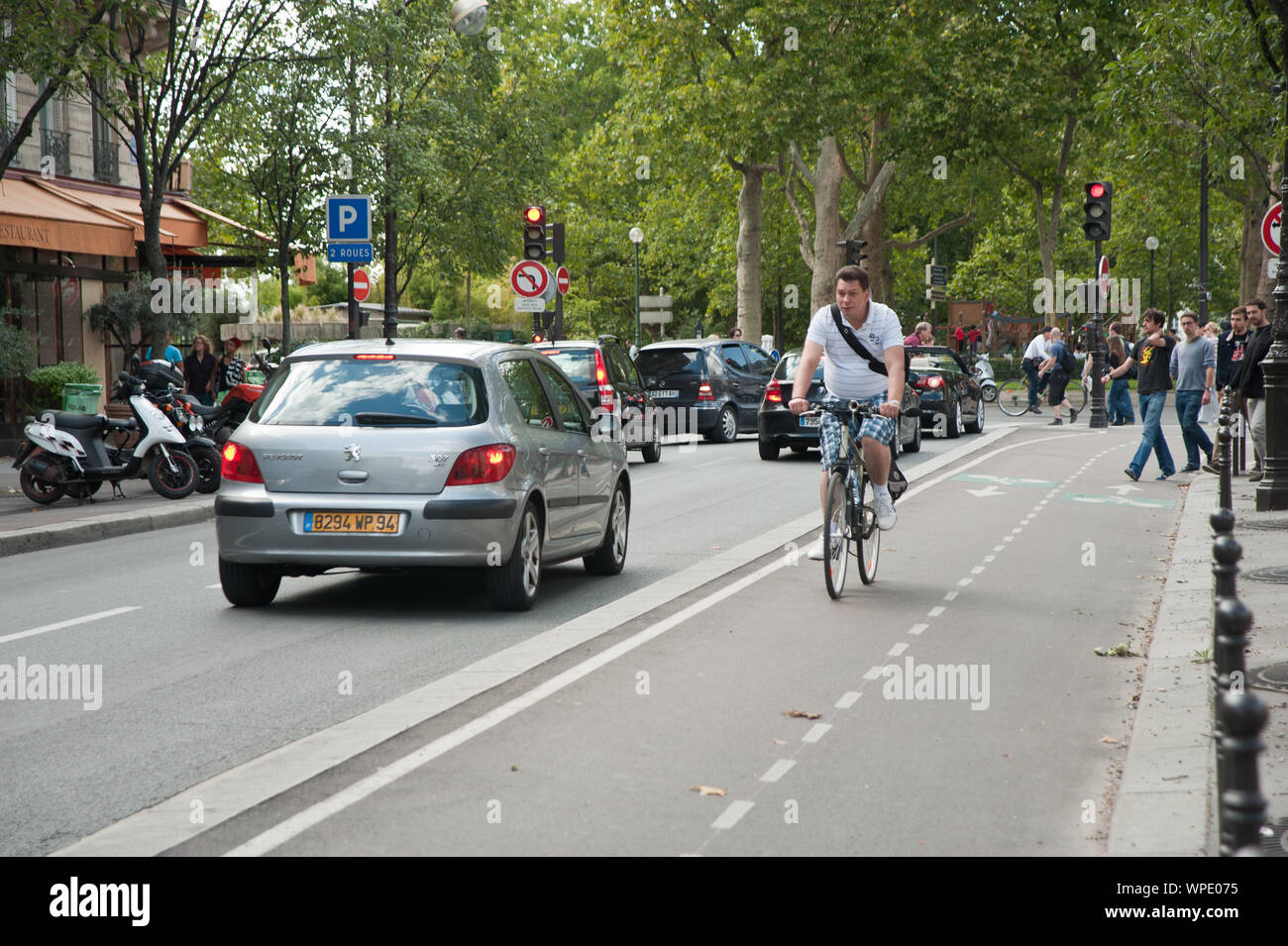 Paris, Radweg - Paris, Bicycle Lane Stock Photo - Alamy