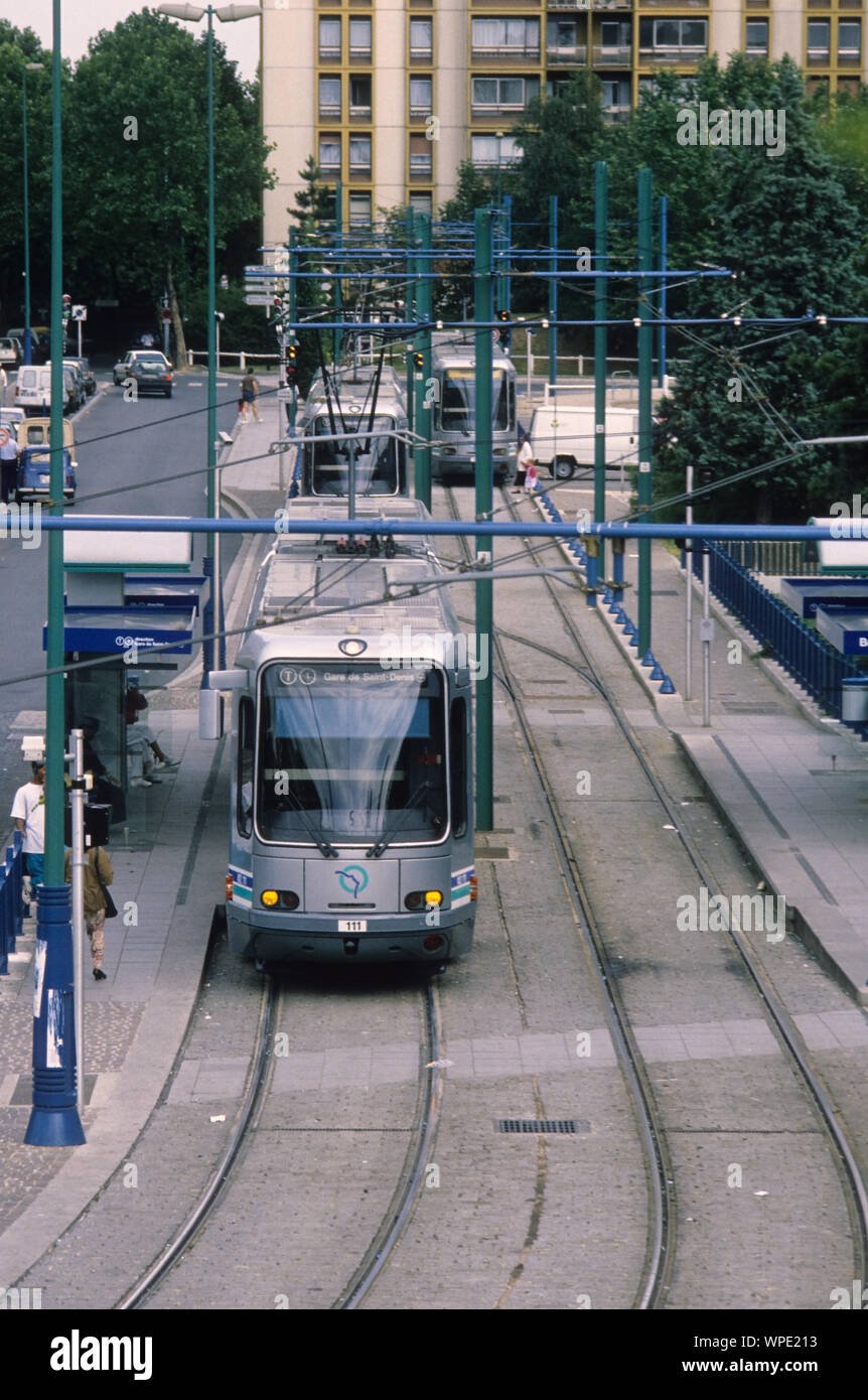 Paris, moderne Straßenbahn T1 - Paris, Modern Tramway T1 Stock Photo ...