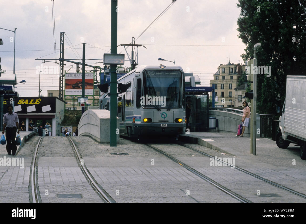 Paris, moderne Straßenbahn T1 - Paris, Modern Tramway T1 Stock Photo ...