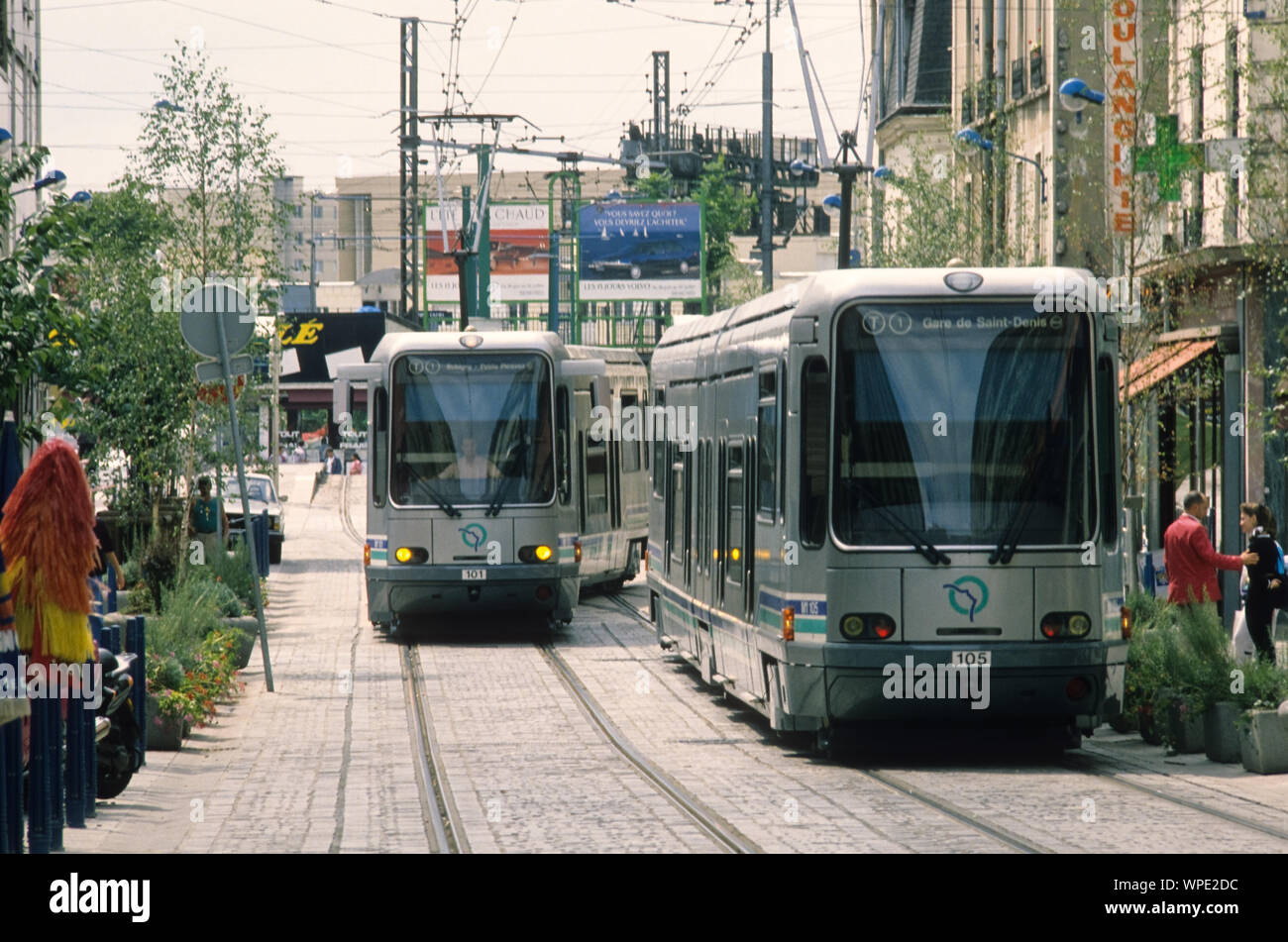 Paris, moderne Straßenbahn T1 - Paris, Modern Tramway T1 Stock Photo ...