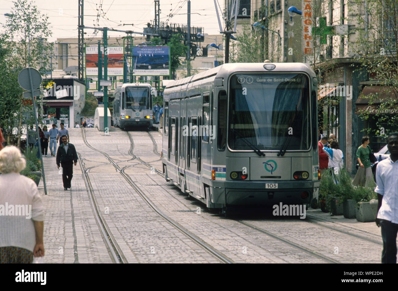 Paris, moderne Straßenbahn T1 - Paris, Modern Tramway T1 Stock Photo ...