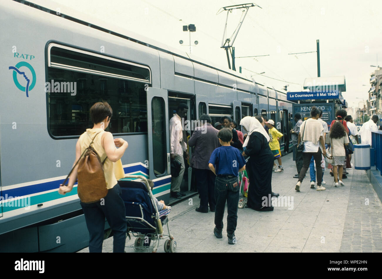 Paris, moderne Straßenbahn T1 - Paris, Modern Tramway T1 Stock Photo ...