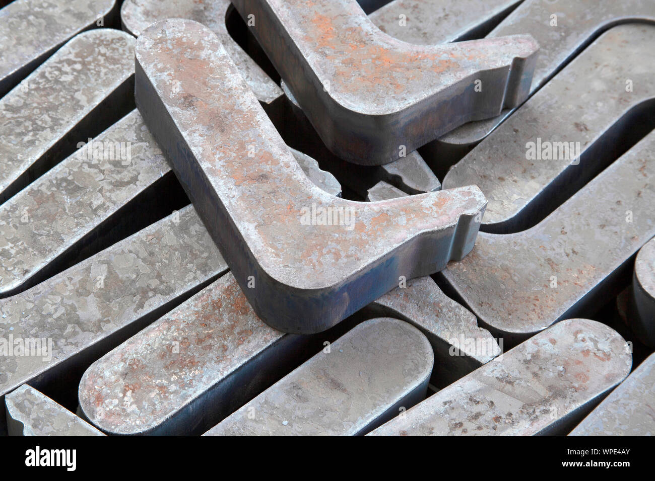 Working pouring molten metal into molds hi-res stock photography and ...
