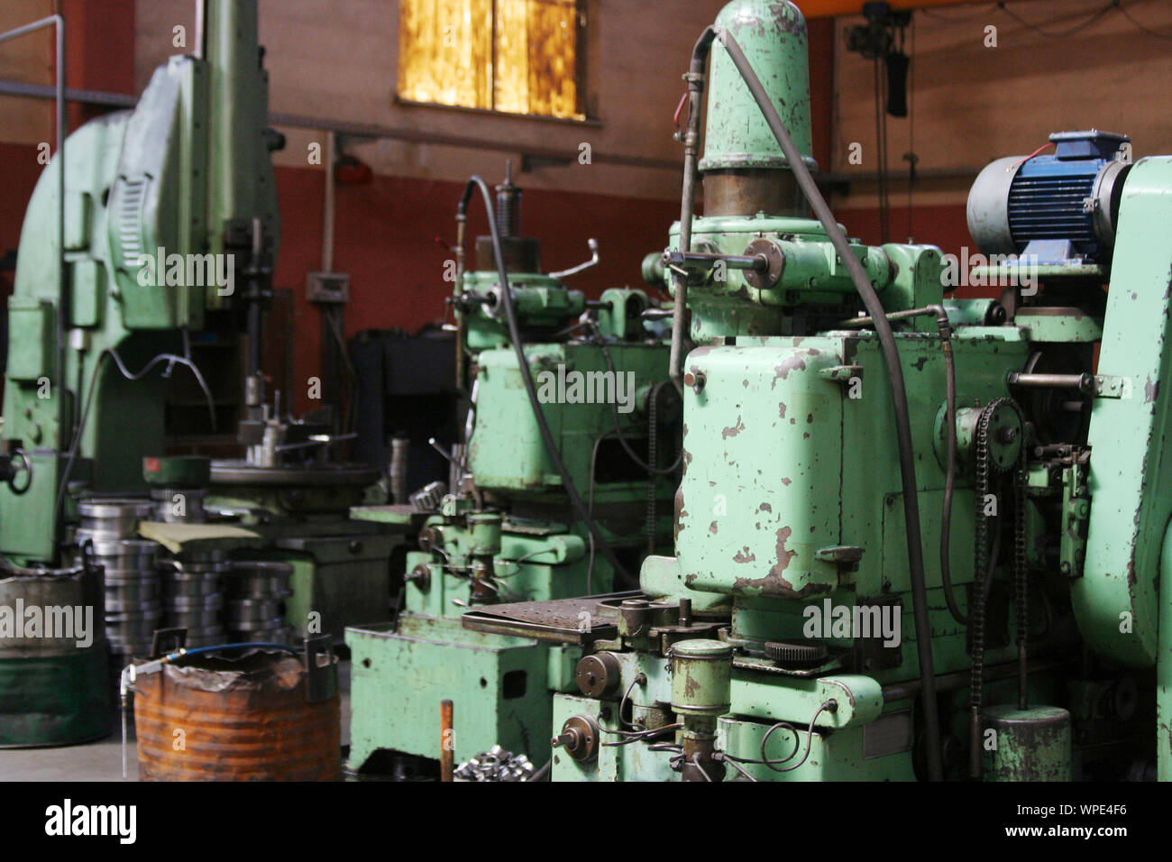 Mechanical industry old machinery lathe Stock Photo - Alamy