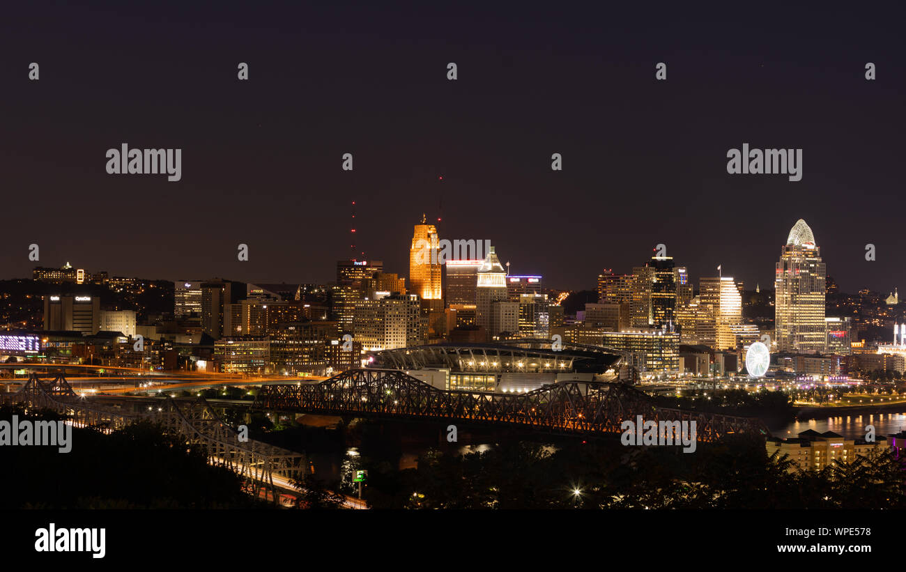 City street lights horizon hi-res stock photography and images - Alamy