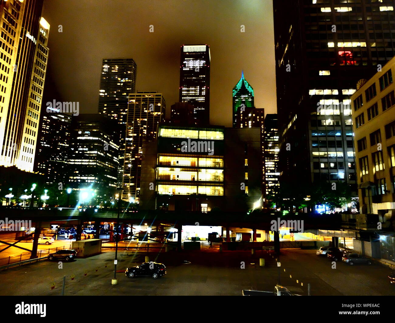 Chicago city night time skyscrapers hi-res stock photography and images ...
