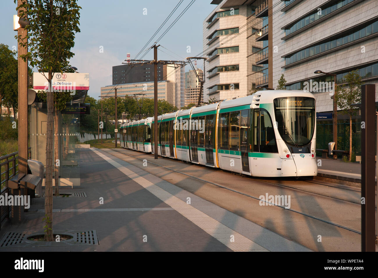 Paris, Straßenbahn T2 - Paris, Tramway T2 Stock Photo - Alamy