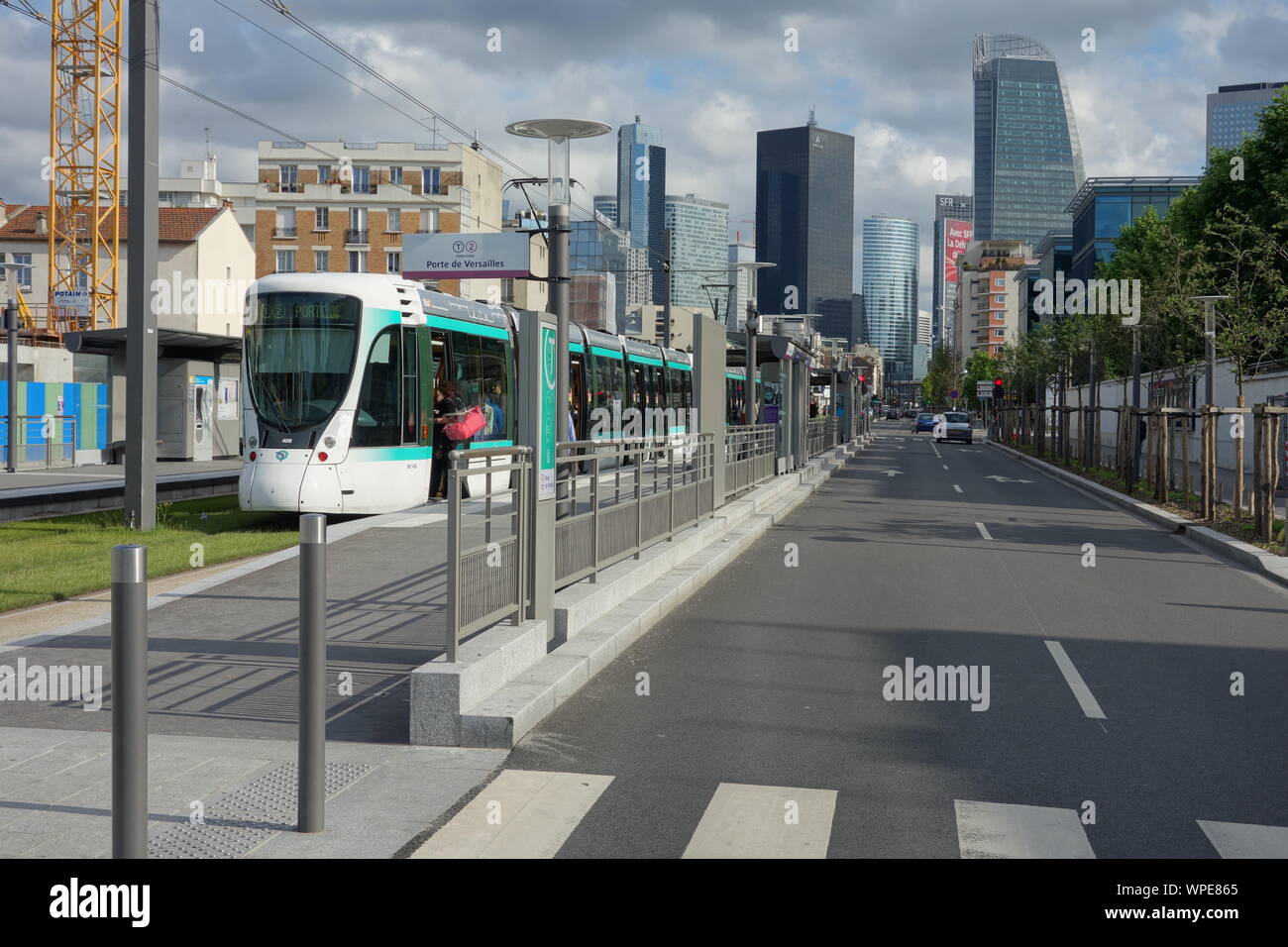 Paris, Tramway Linie T2, Faubourg de l'Arche, im Hintergrund La Defense ...