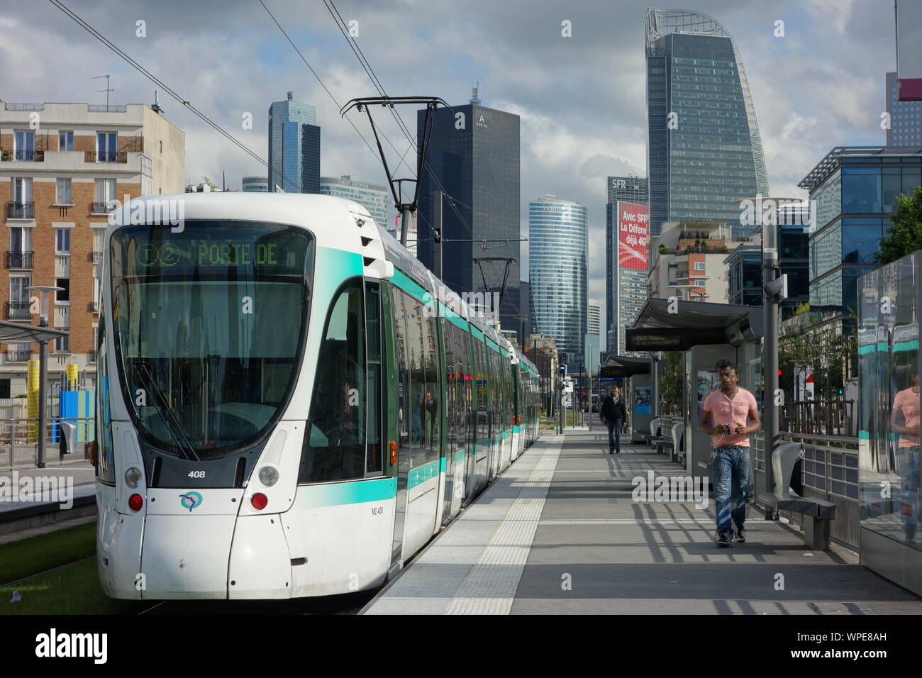 Paris, Tramway Linie T2, Faubourg de l'Arche, im Hintergrund La Defense ...