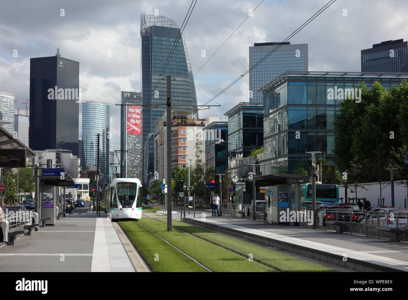 Paris, Tramway Linie T2, Faubourg de l'Arche, im Hintergrund La Defense ...