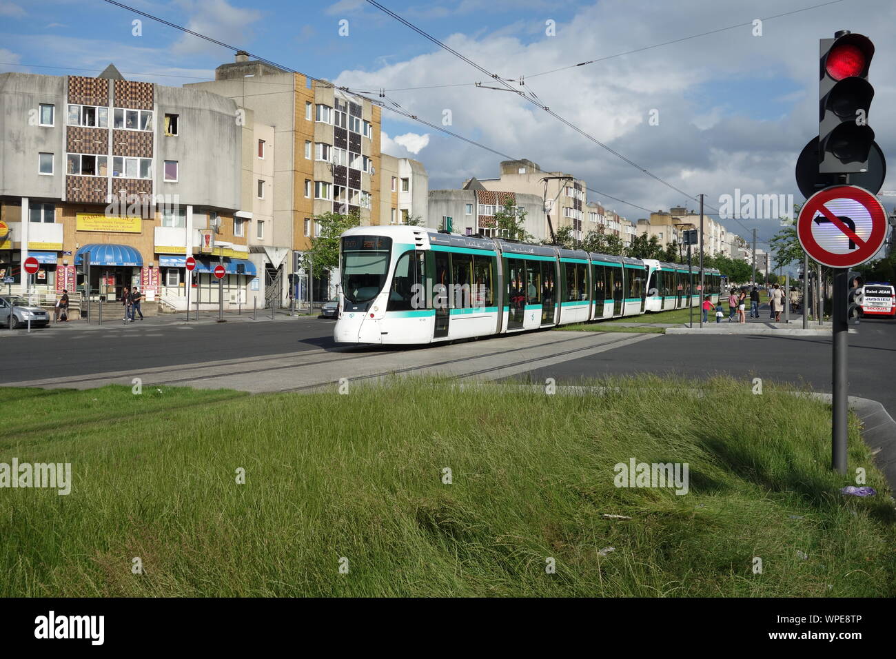 Paris, Tramway Linie T2, Parc Pierre Lagravere Stock Photo - Alamy