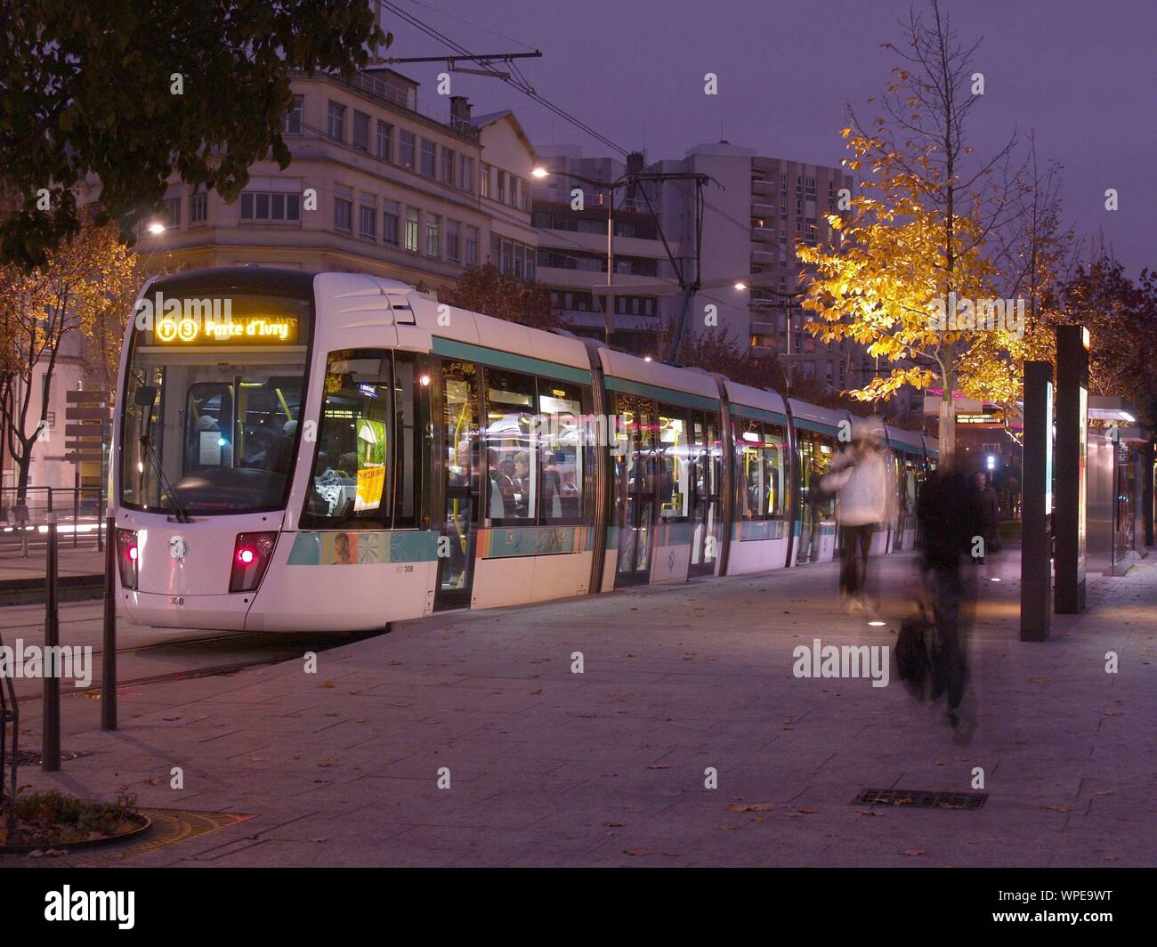 Paris, moderne Tramway T3 - Paris, Modern Tramway T3 Stock Photo - Alamy