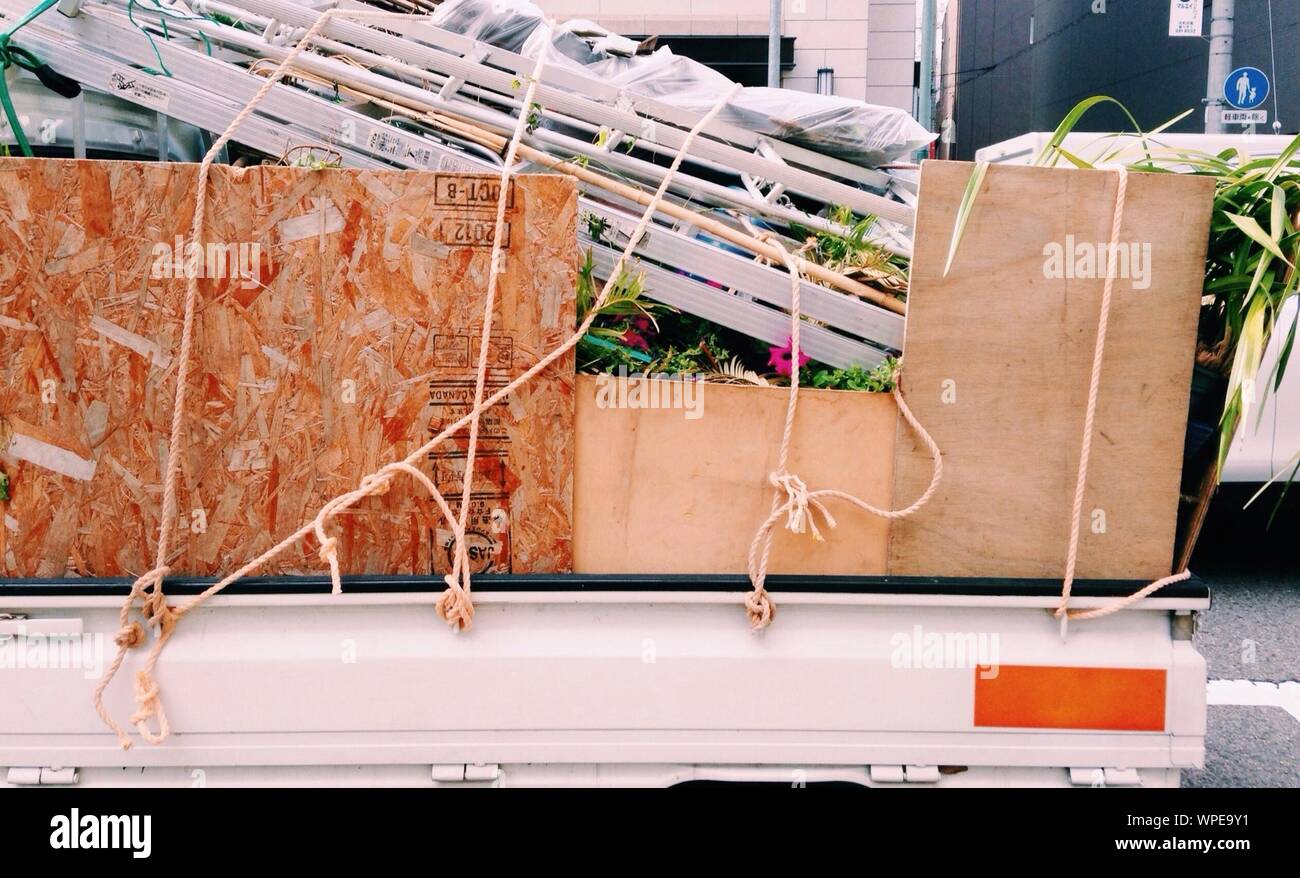 Truck loaded with people hi-res stock photography and images - Alamy