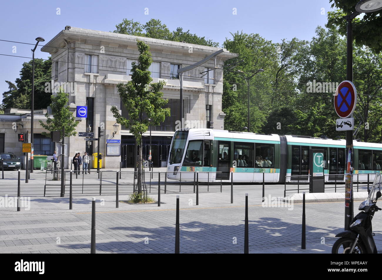 Paris, moderne Tramway T3 - Paris, Modern Tramway T3 Stock Photo - Alamy