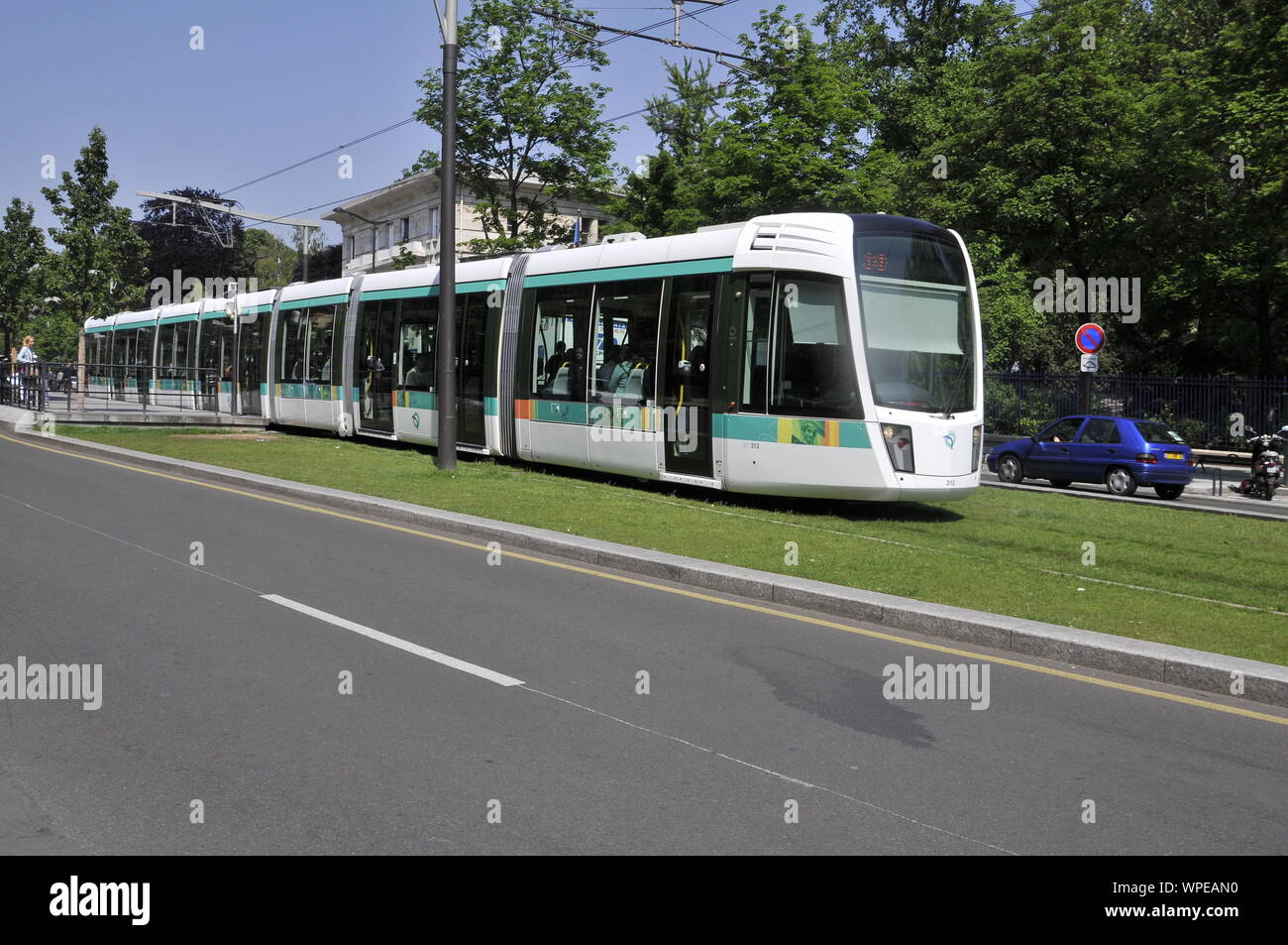 Paris, moderne Tramway T3 - Paris, Modern Tramway T3 Stock Photo - Alamy