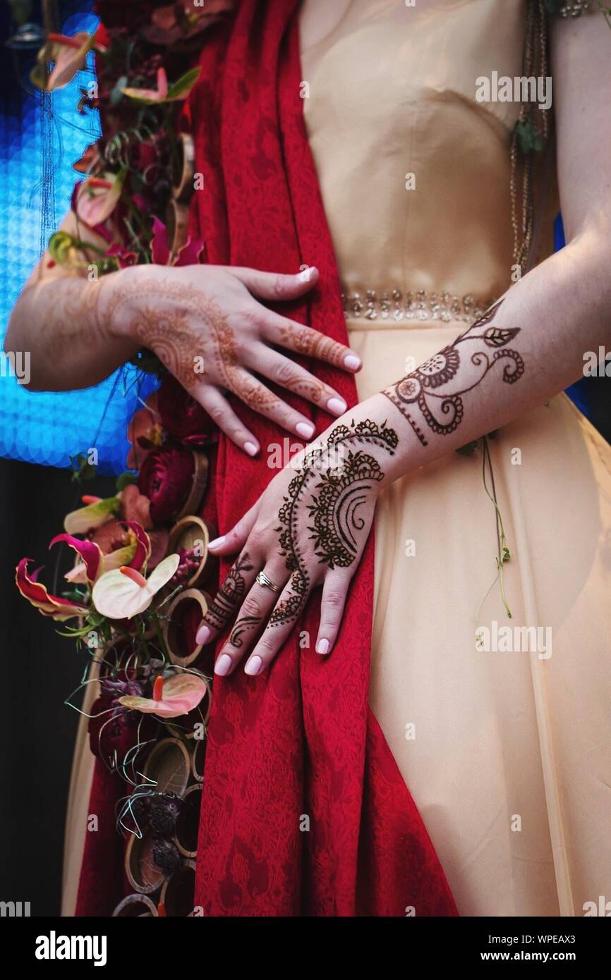 Indian woman with henna hi-res stock photography and images - Alamy