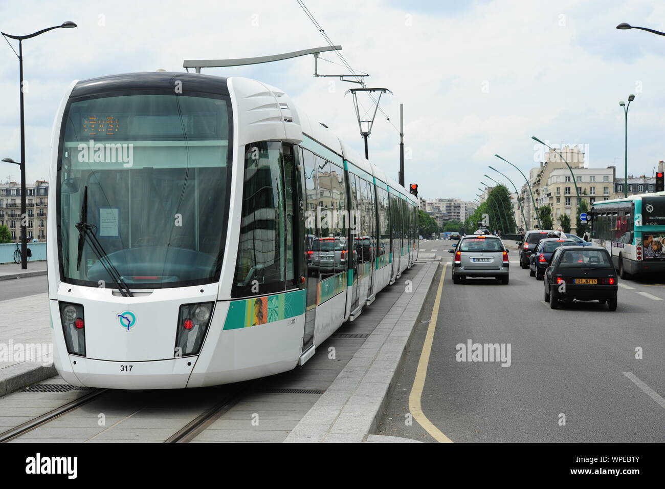 Paris, moderne Tramway T3 - Paris, Modern Tramway T3 Stock Photo - Alamy