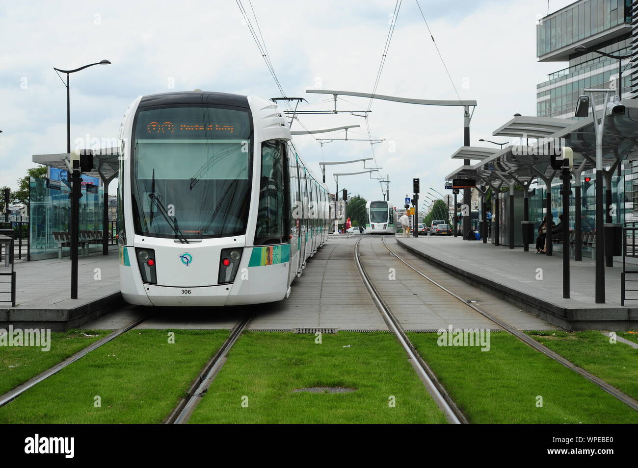Paris, moderne Tramway T3 - Paris, Modern Tramway T3 Stock Photo - Alamy