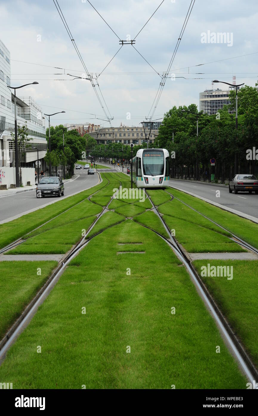 Paris, moderne Tramway T3 - Paris, Modern Tramway T3 Stock Photo - Alamy