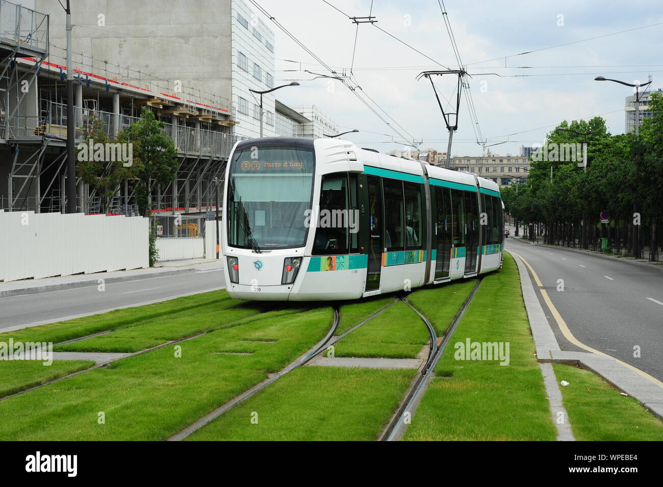 Paris, moderne Tramway T3 - Paris, Modern Tramway T3 Stock Photo - Alamy