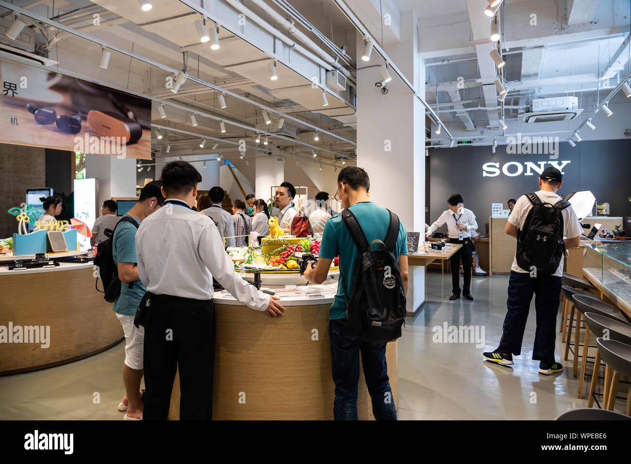 Sony store hi-res stock photography and images - Alamy