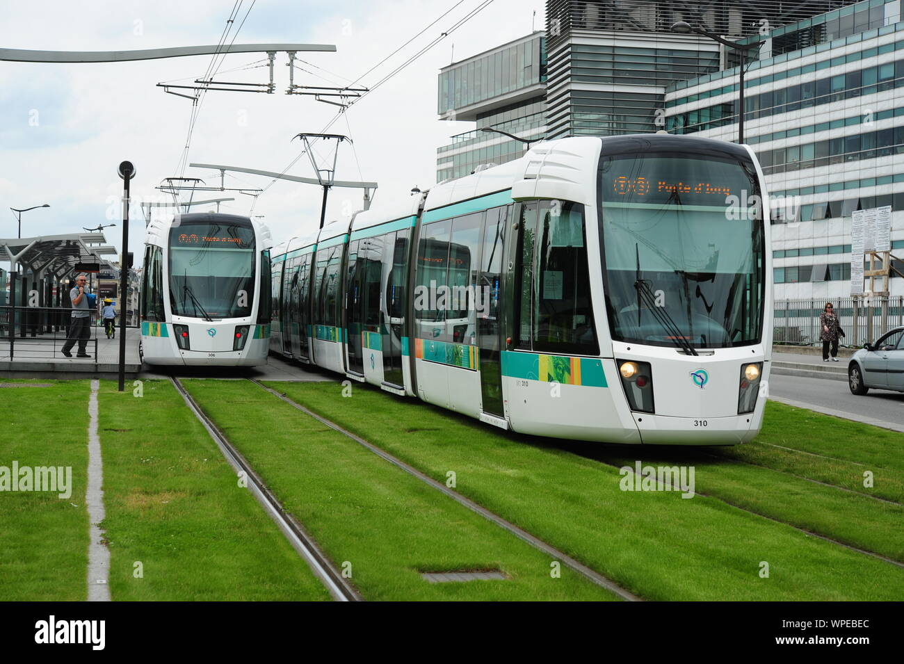 Paris, moderne Tramway T3 - Paris, Modern Tramway T3 Stock Photo - Alamy
