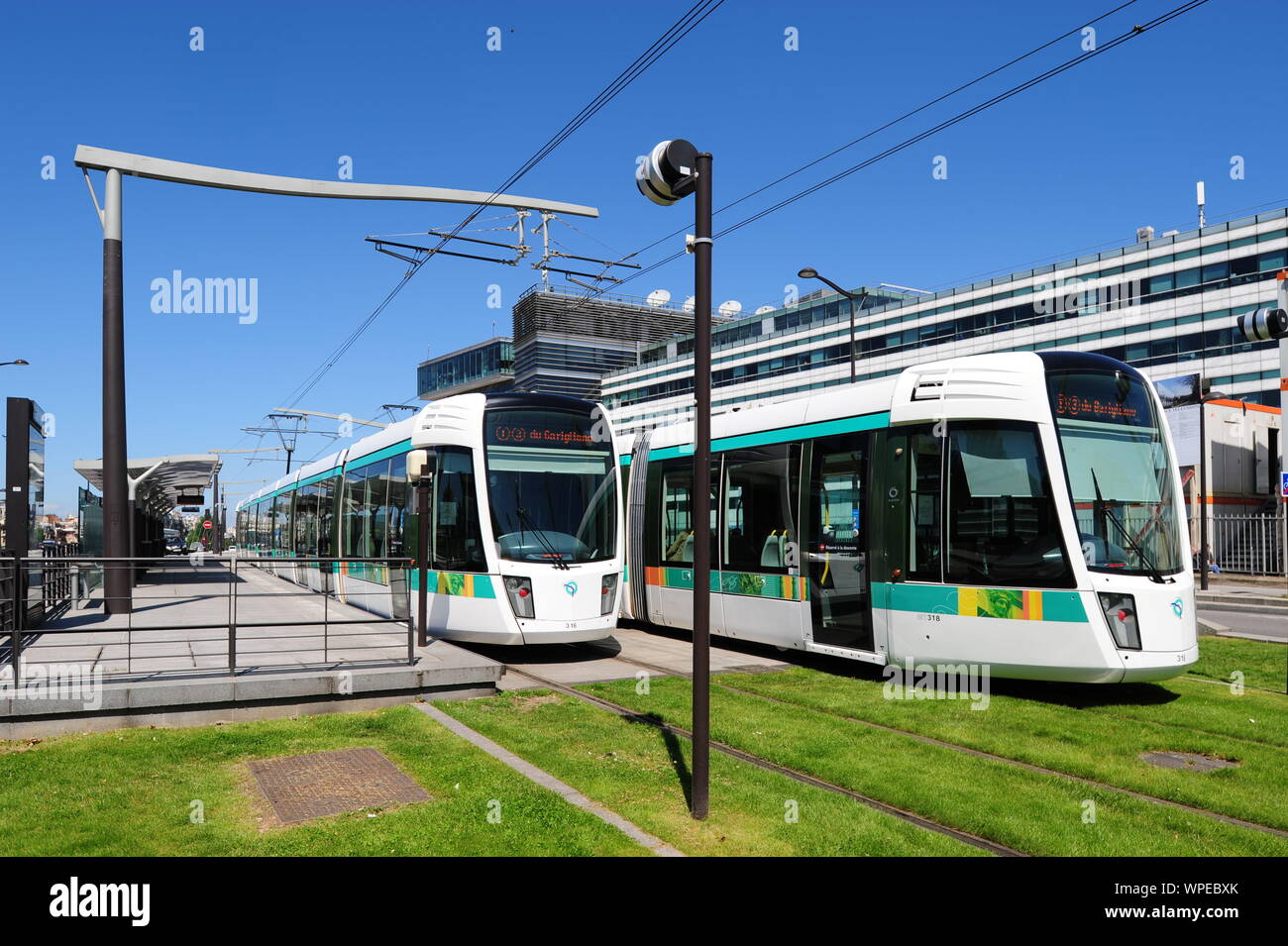 Paris, moderne Tramway T3 - Paris, Modern Tramway T3 Stock Photo - Alamy