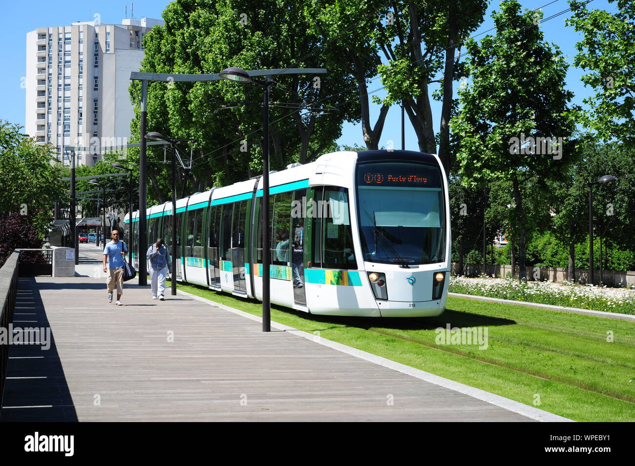 Paris, moderne Tramway T3 - Paris, Modern Tramway T3 Stock Photo - Alamy