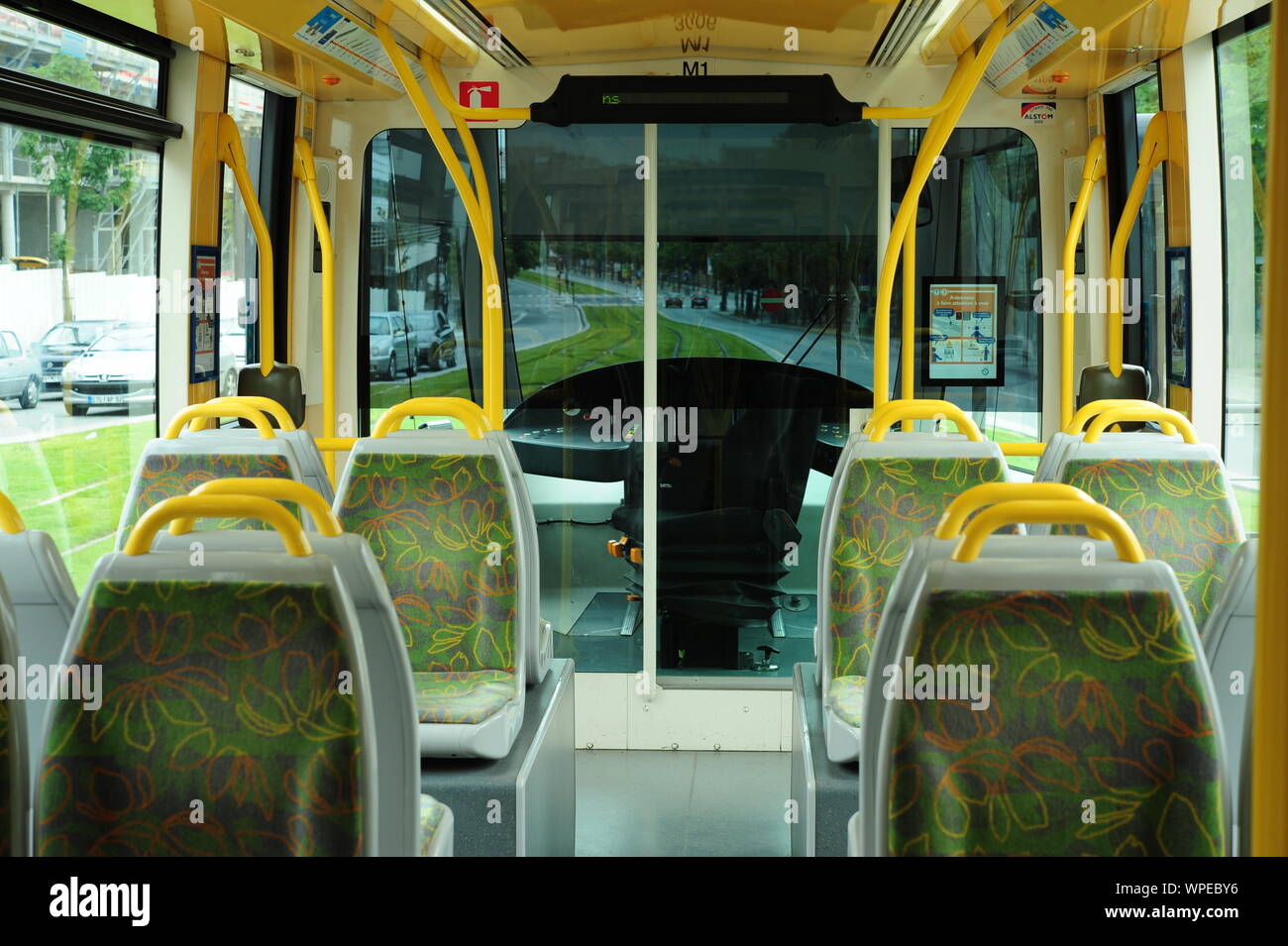Paris, moderne Tramway T3 - Paris, Modern Tramway T3 Stock Photo - Alamy