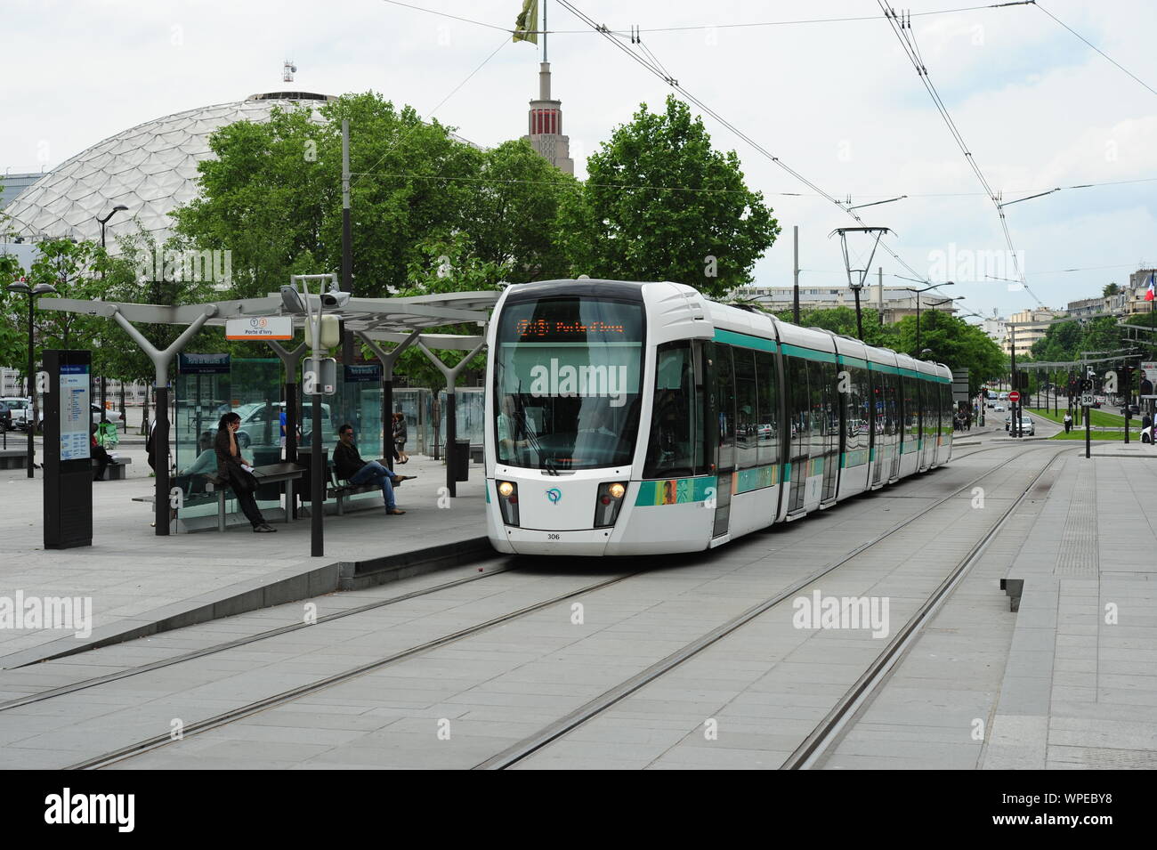 Paris, moderne Tramway T3 - Paris, Modern Tramway T3 Stock Photo - Alamy