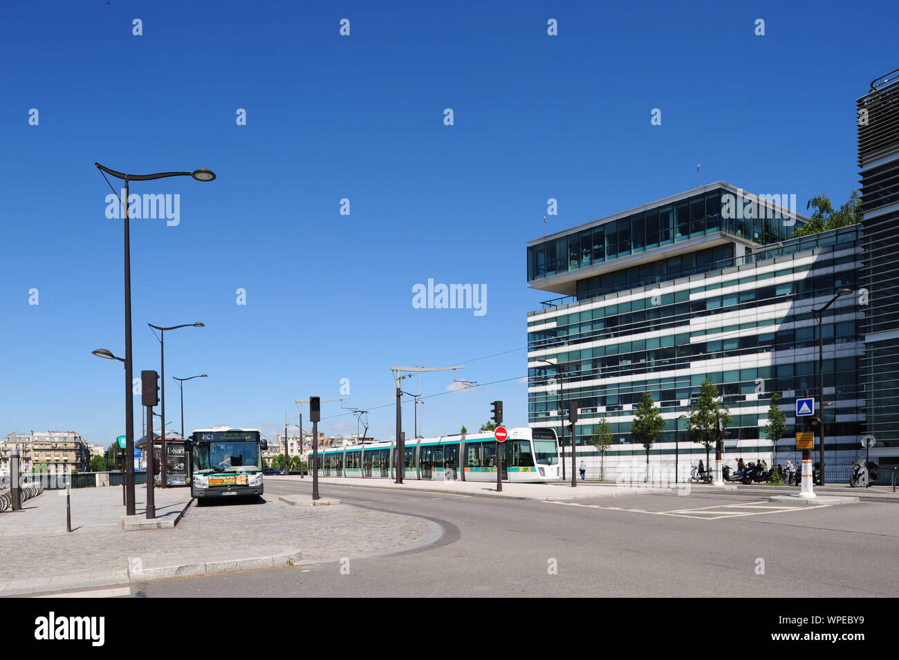 Paris, moderne Tramway T3 - Paris, Modern Tramway T3 Stock Photo - Alamy