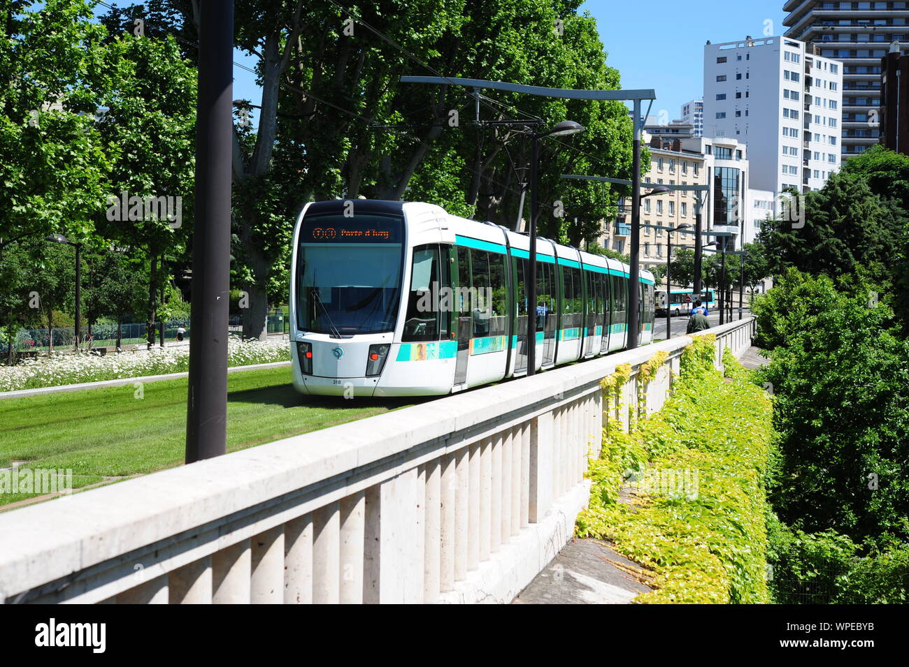Paris, moderne Tramway T3 - Paris, Modern Tramway T3 Stock Photo - Alamy