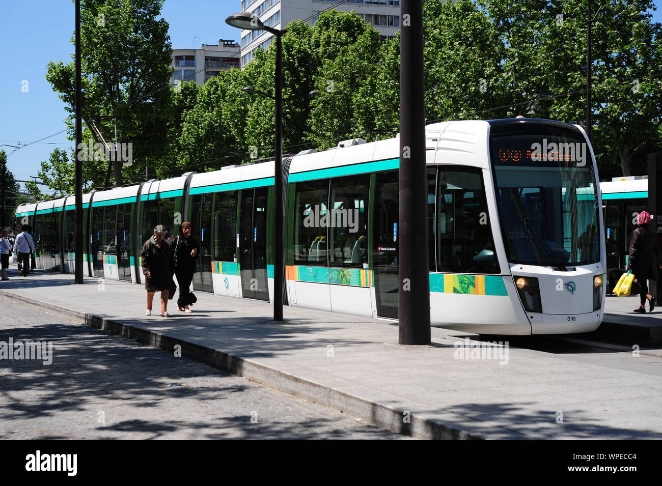 Paris, moderne Tramway T3 - Paris, Modern Tramway T3 Stock Photo - Alamy