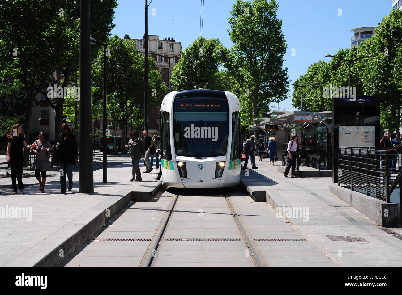 Paris, moderne Tramway T3 - Paris, Modern Tramway T3 Stock Photo - Alamy