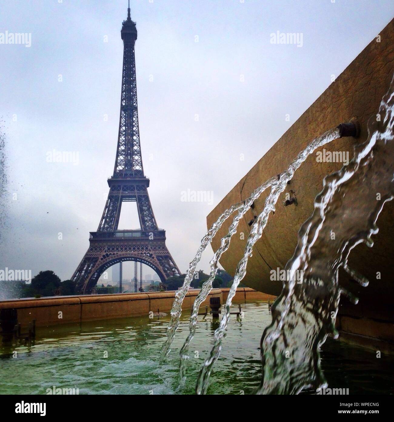 Eiffel tower and fountain hi-res stock photography and images - Alamy