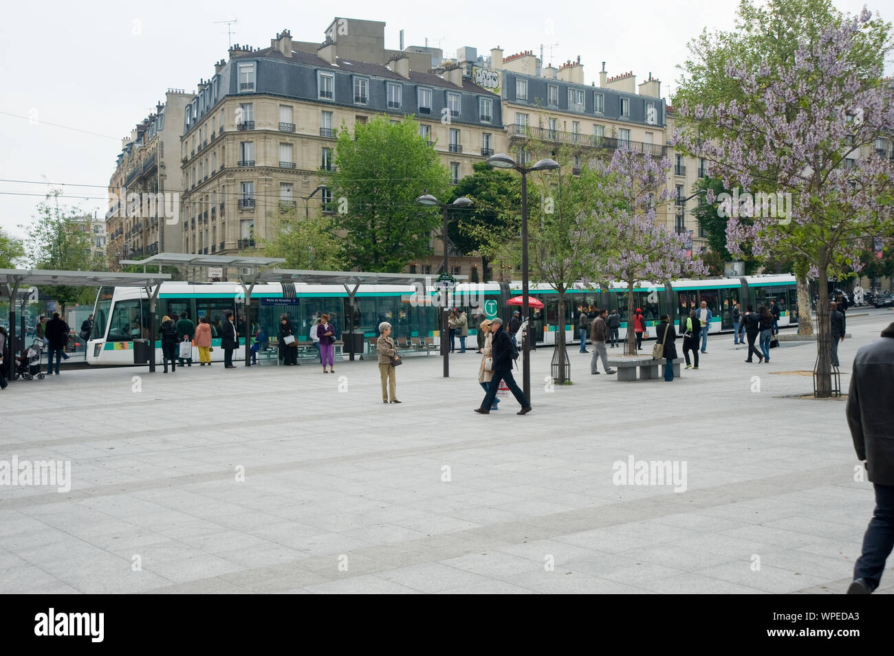 Paris, moderne Tramway T3 - Paris, Modern Tramway T3 Stock Photo - Alamy