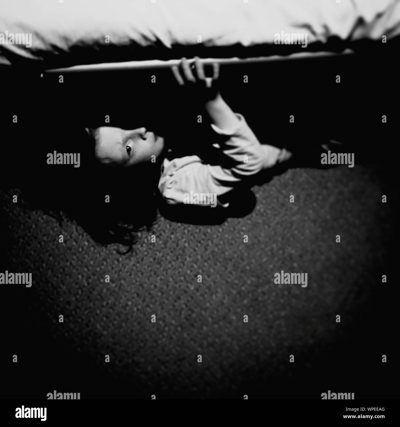 Girl, hiding, scared hi-res stock photography and images - Alamy