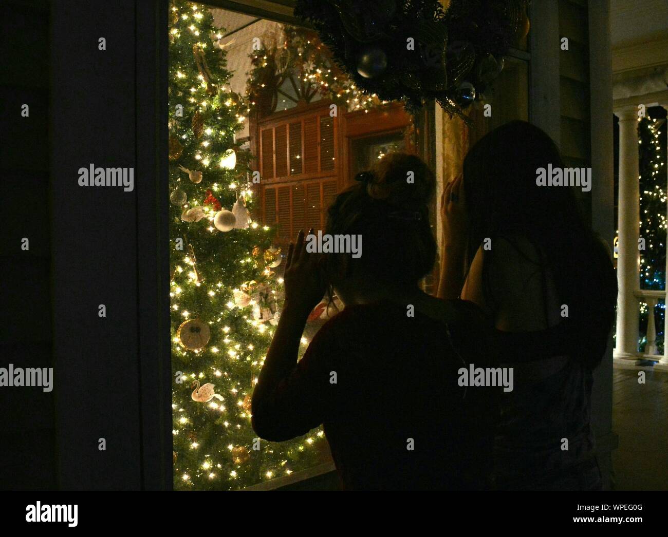 Lights through window christmas hi-res stock photography and images - Alamy