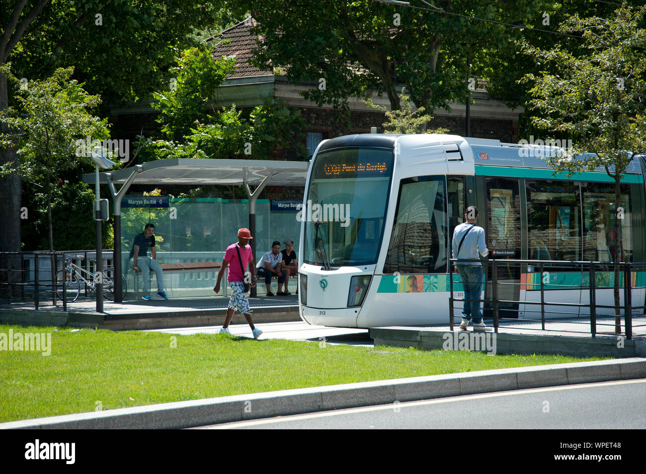 Paris, moderne Straßenbahn T3 - Paris, modern Tramway T3 Stock Photo ...