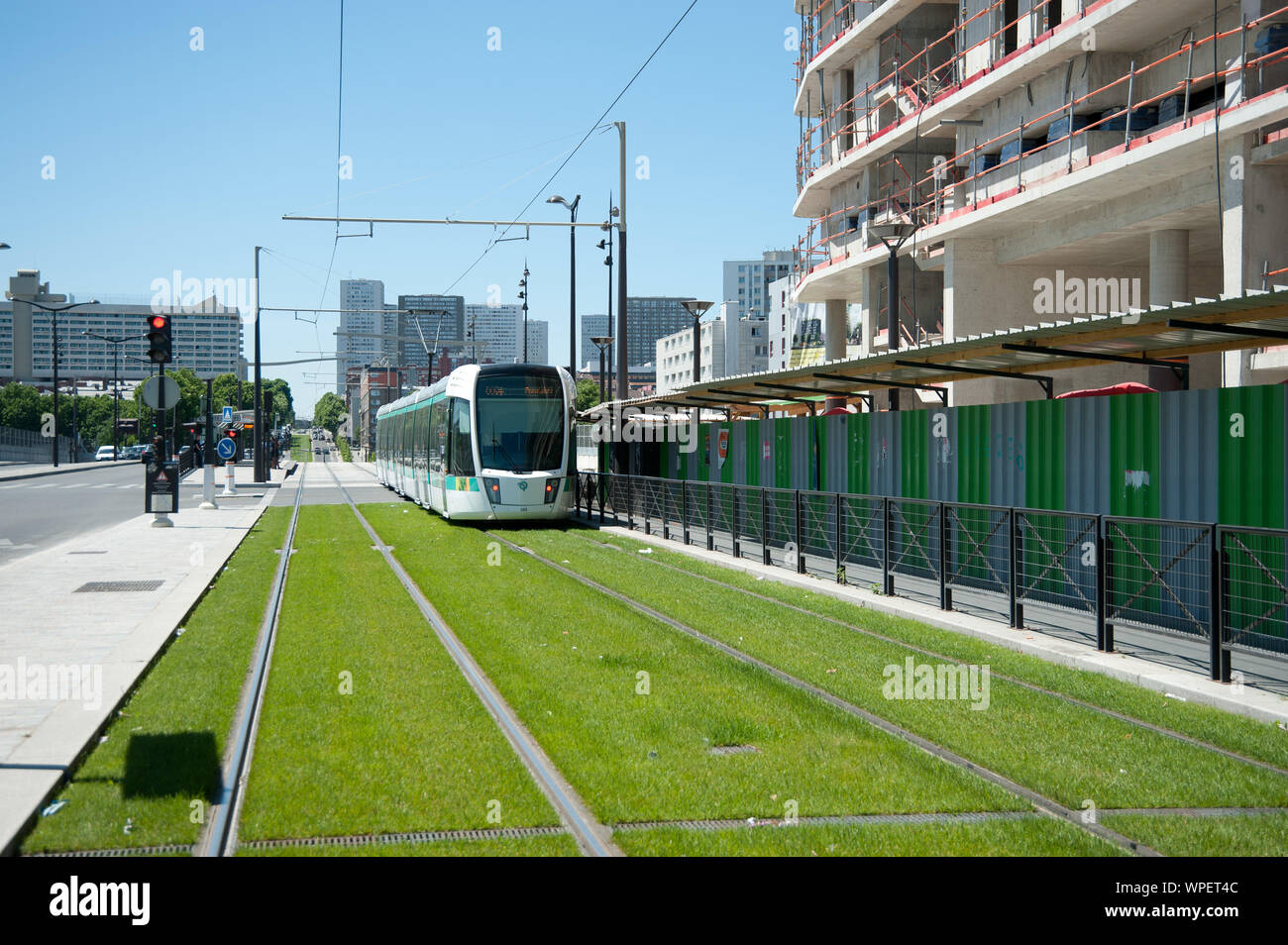 Paris, moderne Straßenbahn T3 - Paris, modern Tramway T3 Stock Photo ...
