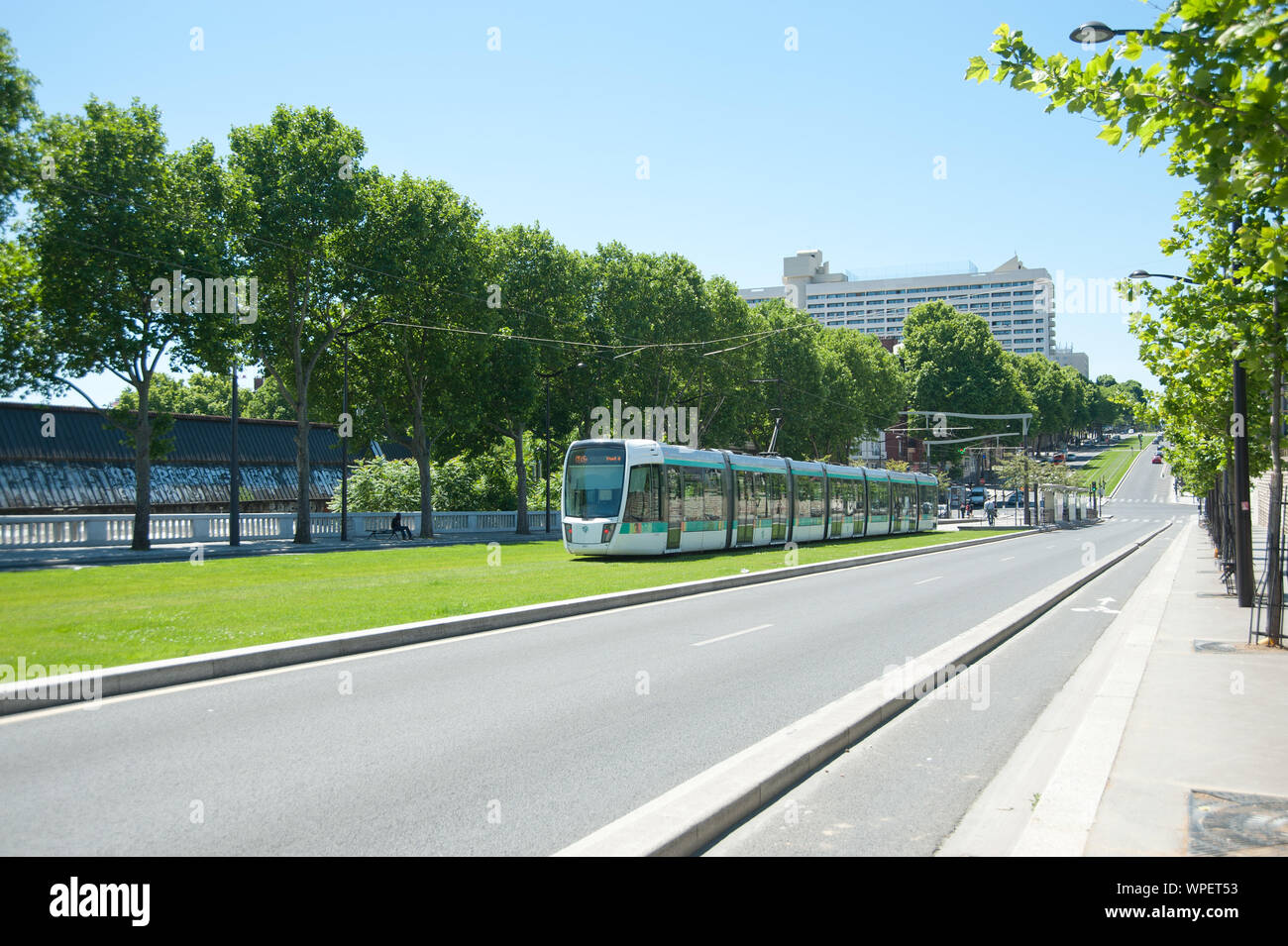 Paris, moderne Straßenbahn T3 - Paris, modern Tramway T3 Stock Photo ...
