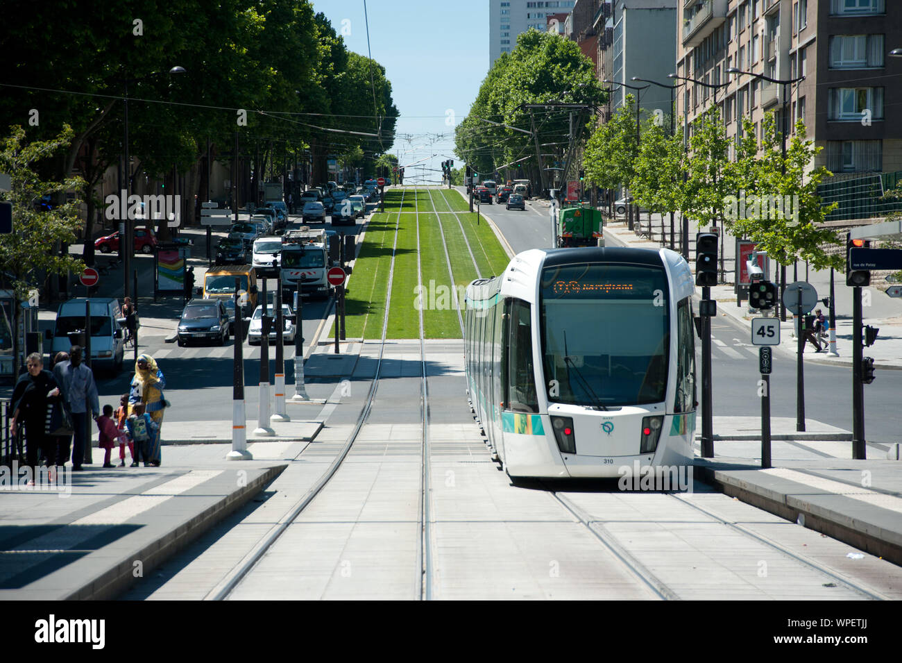 Paris, moderne Straßenbahn T3 - Paris, modern Tramway T3 Stock Photo ...