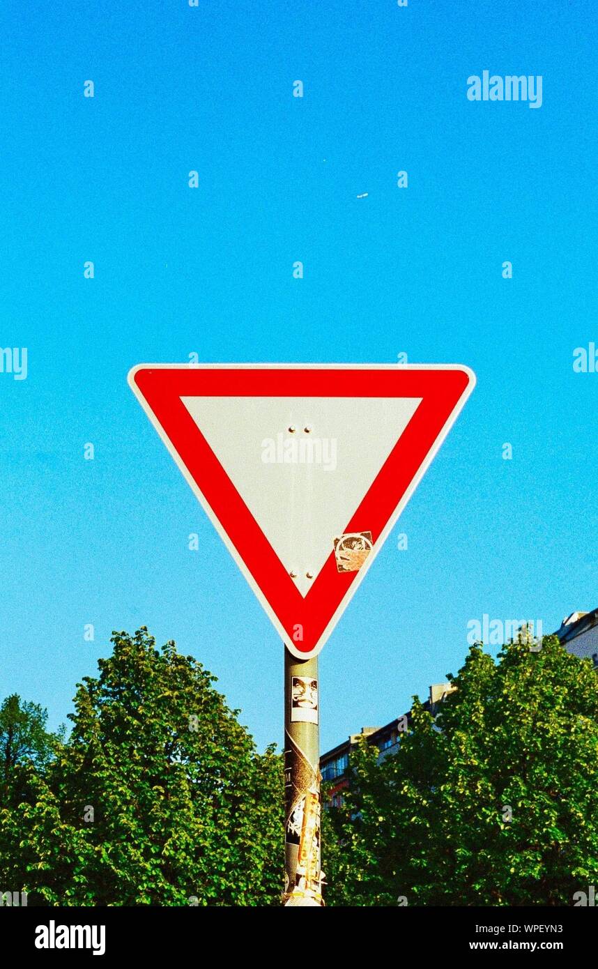 Triangle sign hi-res stock photography and images - Alamy