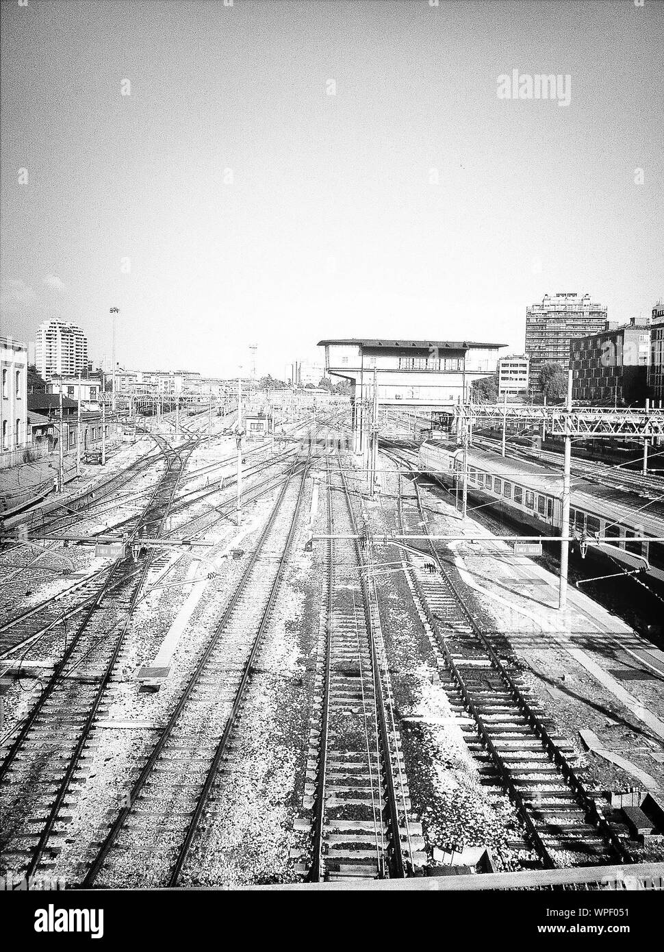Elevated railroad train hi-res stock photography and images - Alamy